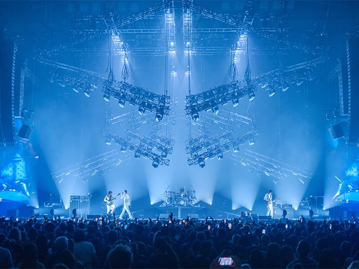 Måneskin’s arena tour thrills with Vari-Lite VL10 BeamWash colors — TPi