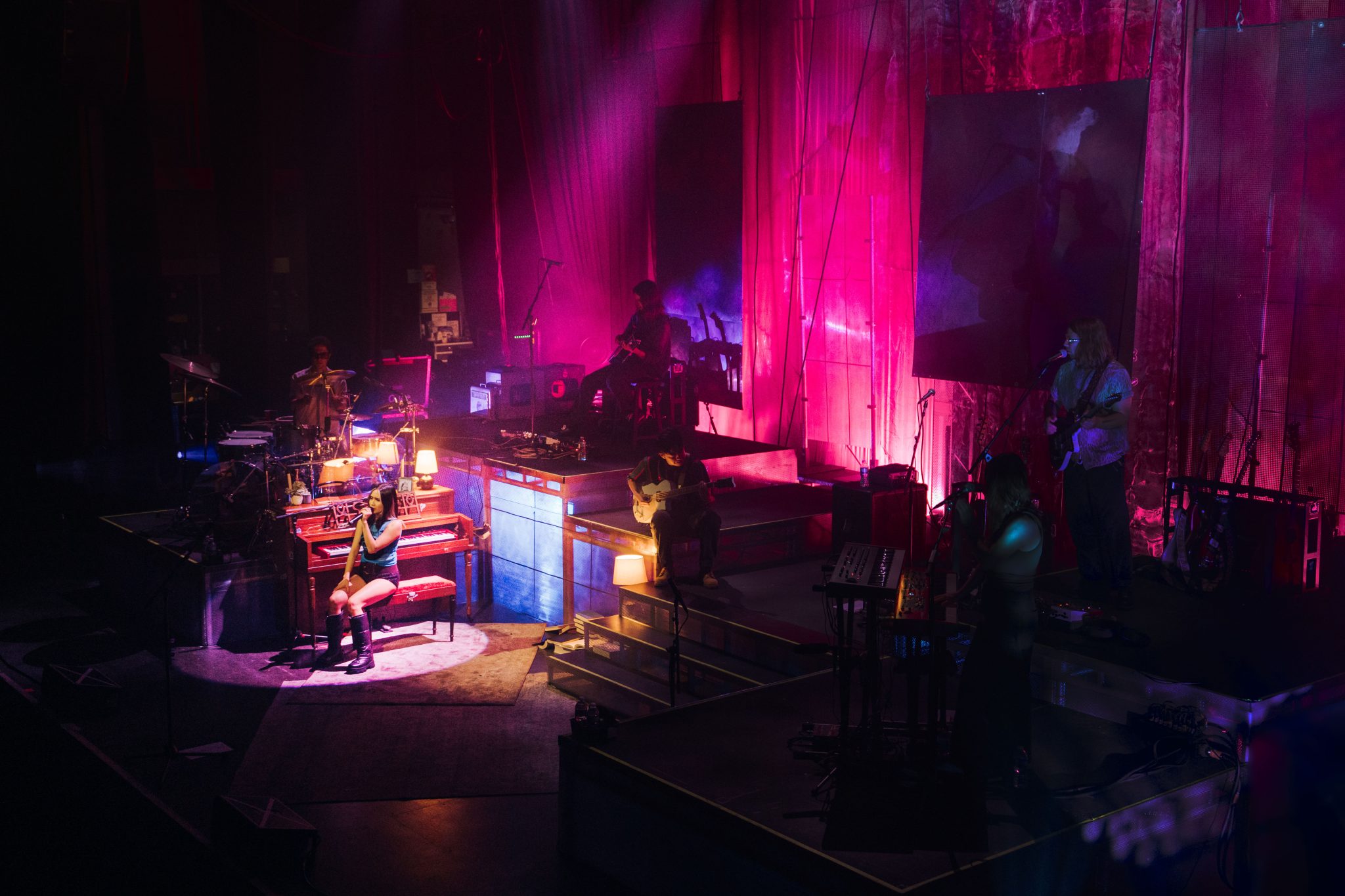 Behind the scenes of NIKI's Buzz World Tour — TPi