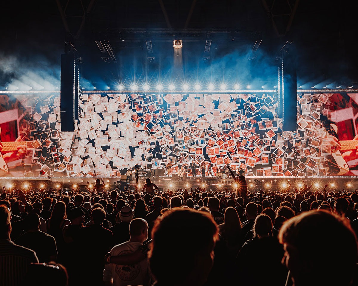 Sam Tozer lights Sam Fender with Robe — TPi