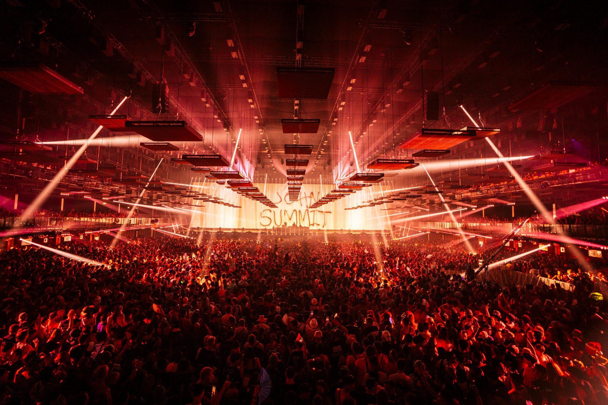 Floating Sky: A stage that floats above the crowd — TPi